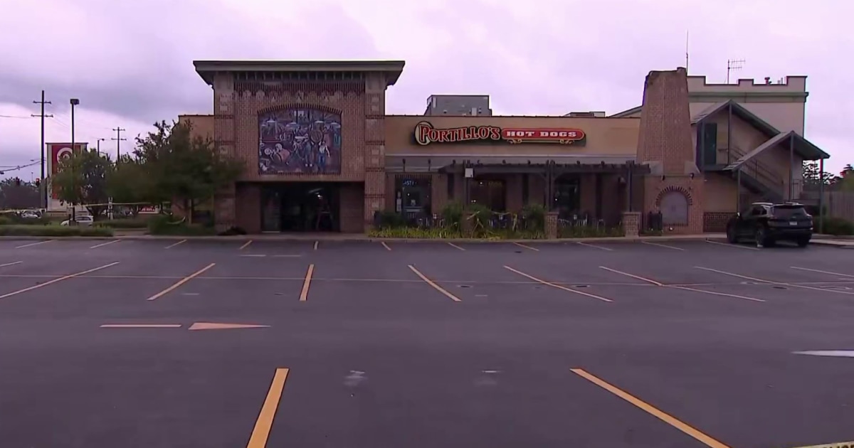 1 killed, 14 injured after car crashes into restaurant in Chicago