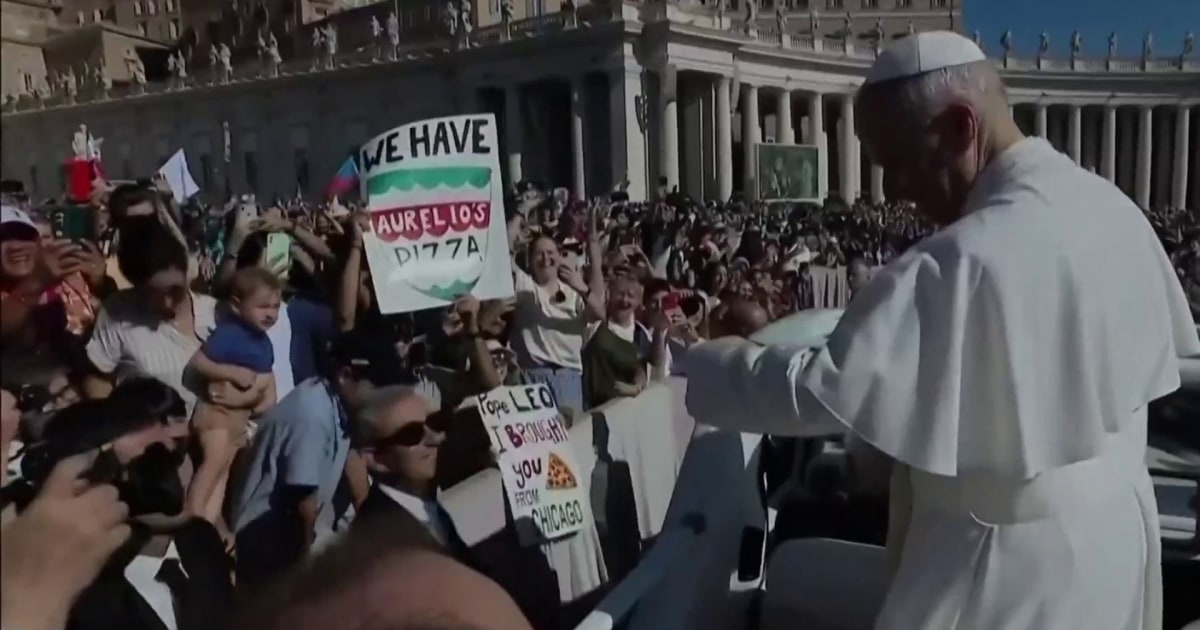 Pope receives pizza from hometown of Chicago