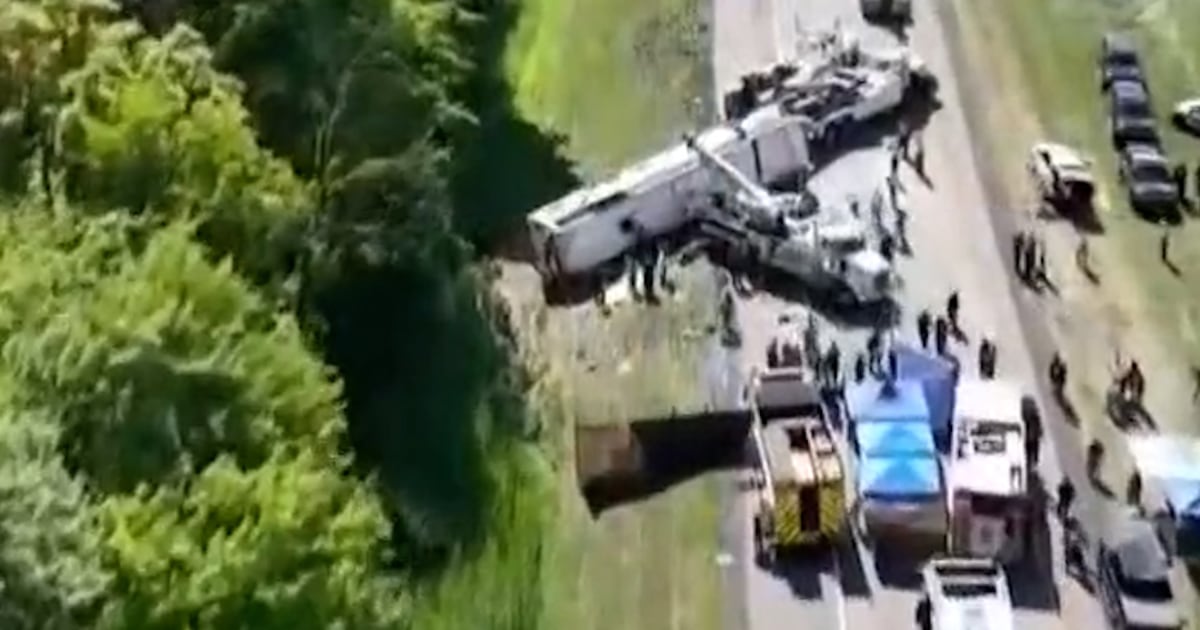 Officials investigate cause of fatal New York bus crash