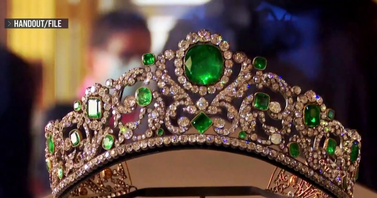 Thieves stage daring daytime jewel heist at Louvre