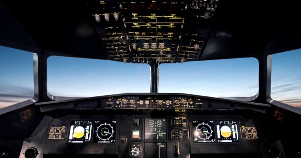 Weather balloon cracks United Airlines cockpit windshield