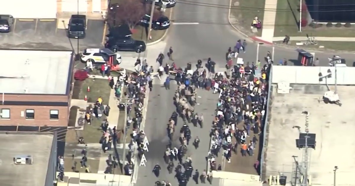 Clashes erupt outside of Chicago-area ICE facility