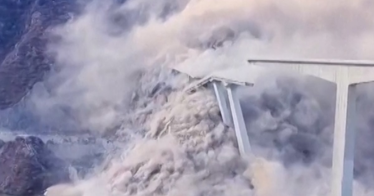 Bridge partially collapses in southwestern China