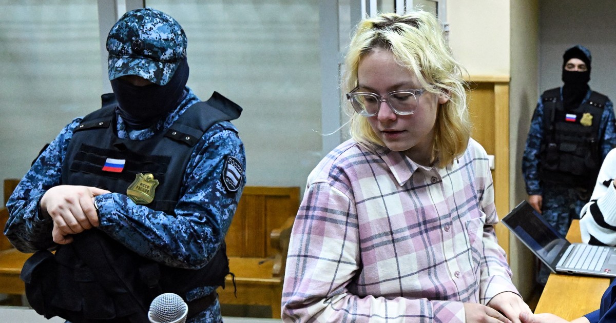 Russian singer Naoko jailed after street gigs draw Kremlin’s attention