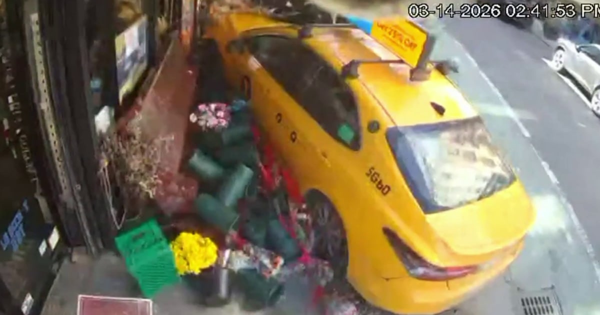 Pedestrians survive dramatic New York City taxi cab crash