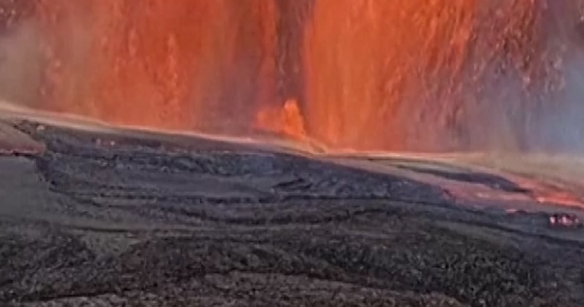 Hawaii's Kīlauea shoots lava 1,000 feet into the air