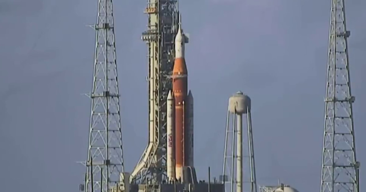 Launch director performs final poll for Artemis II launch
