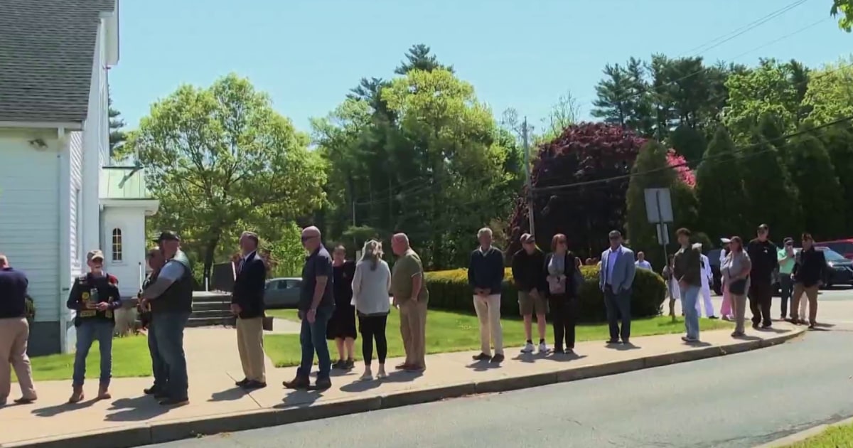 Hundreds of strangers show up for WWII veteran’s funeral
