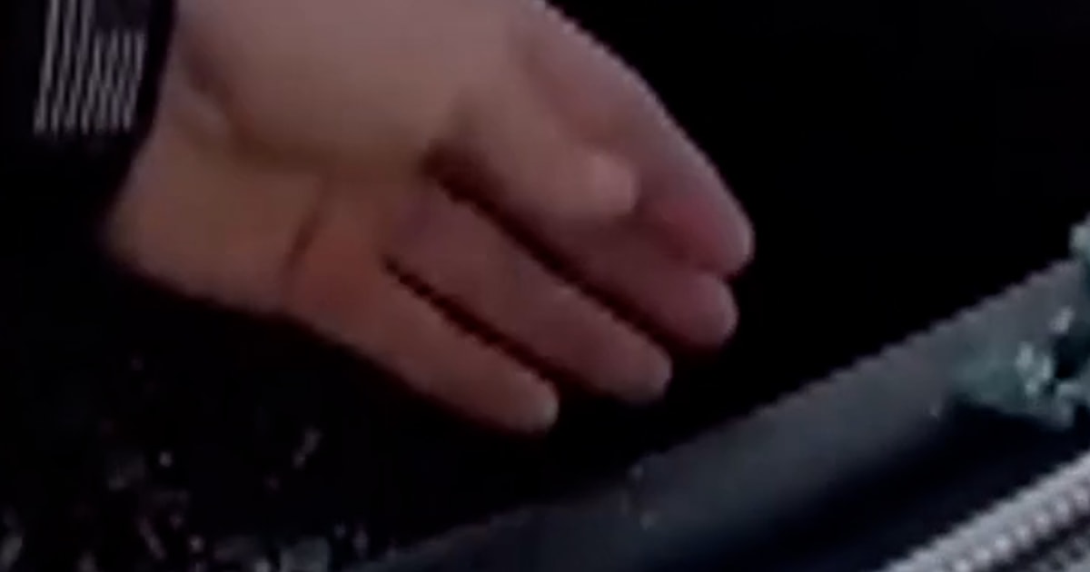 Officer breaks car window to rescue toddler on a hot day
