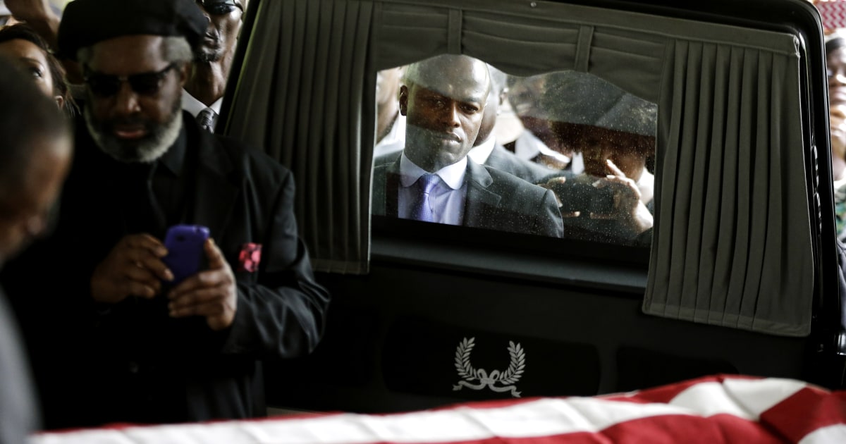 Hundreds gather as Walter Scott's family lays him to rest