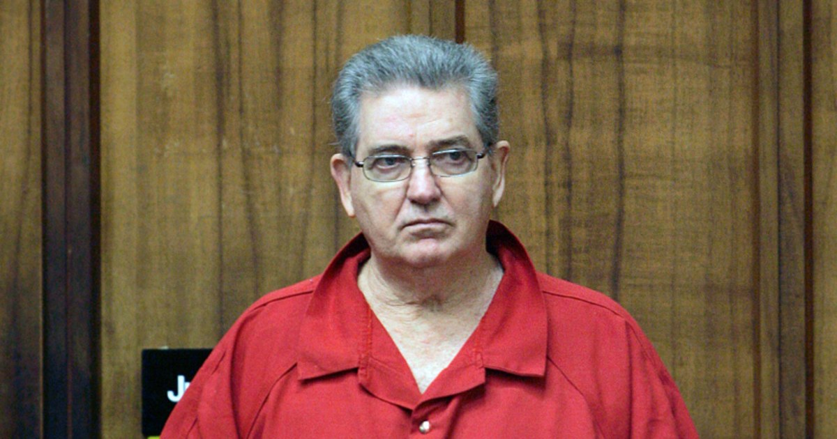 Trial of ex-FBI agent charged in mob hit starts