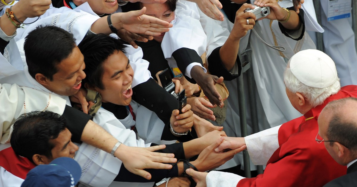 Pope ends Aussie trip by meeting abuse victims
