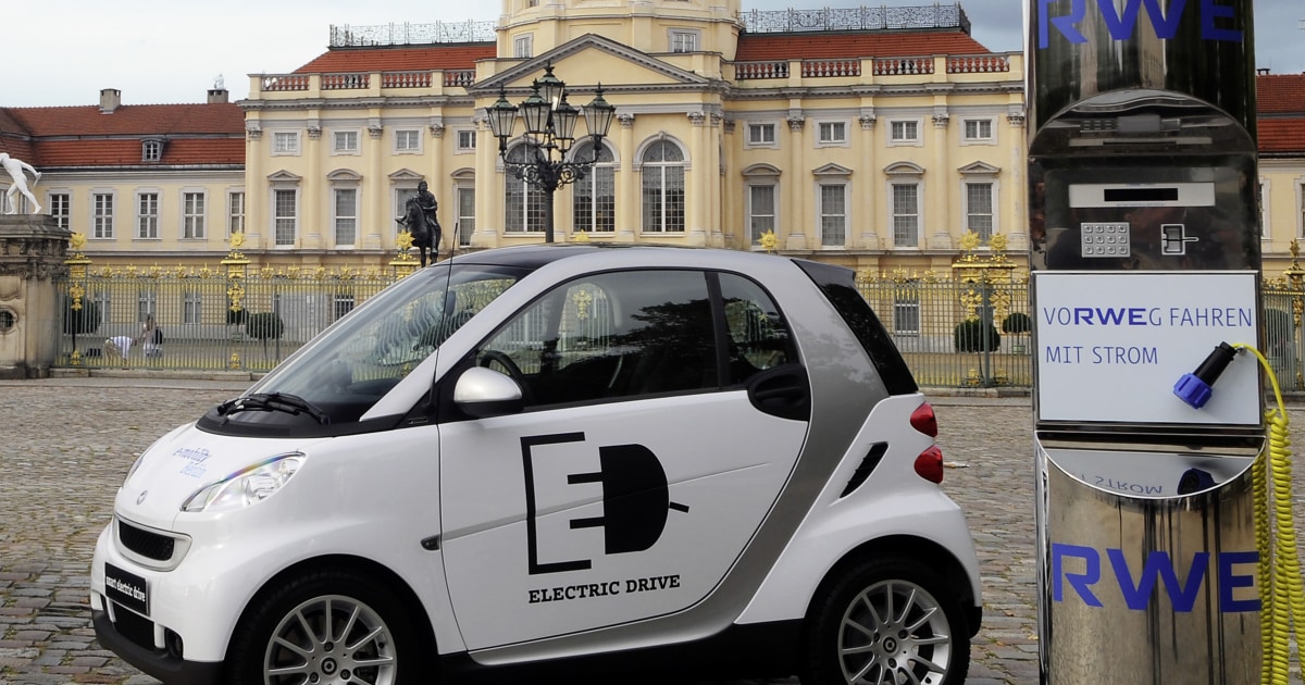 Tiny Smart car evolves into all-electric version