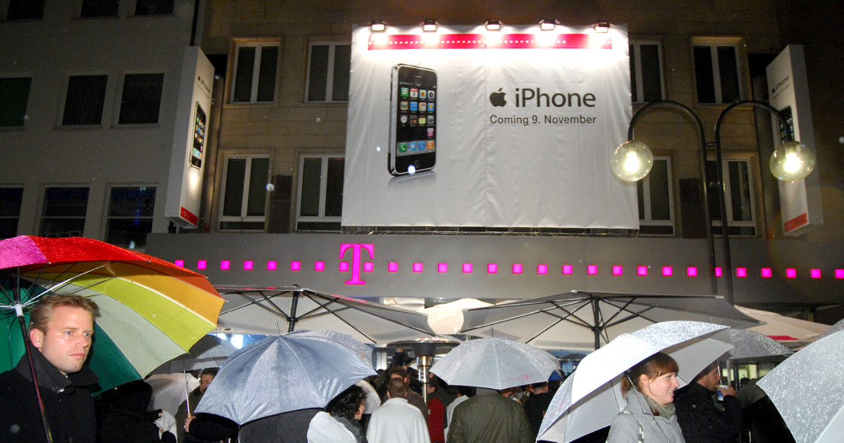 Fans brave rain for European iPhone launch