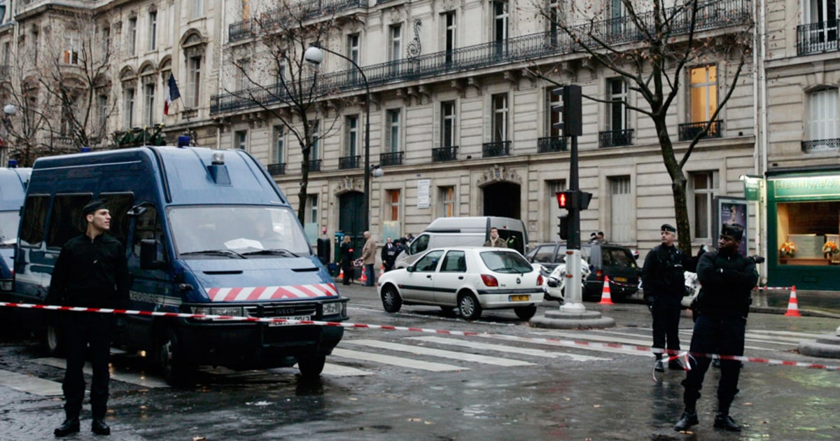 Suspect in deadly Paris bomb blast detained