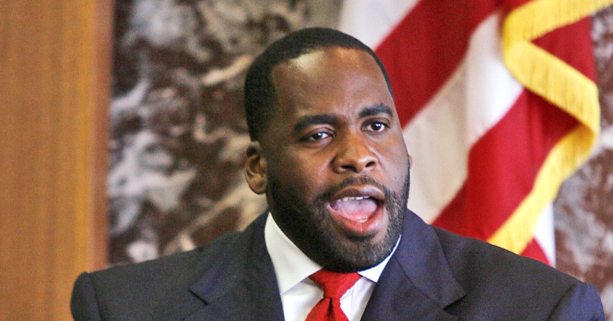 Detroit mayor’s aide quits amid texting scandal