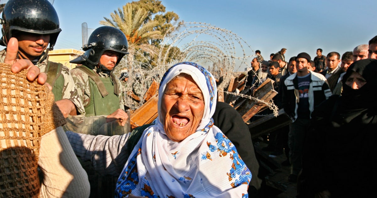 Egypt closes border with Gaza