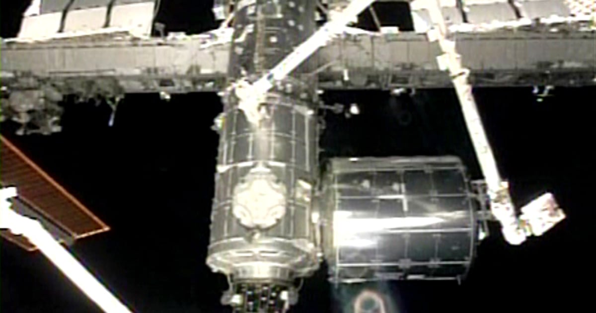 Astronauts set up new space station lab