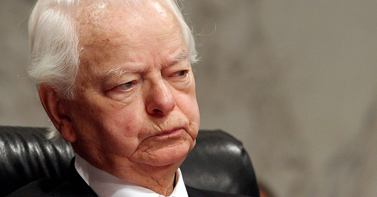Byrd defies rumors, returns to Senate