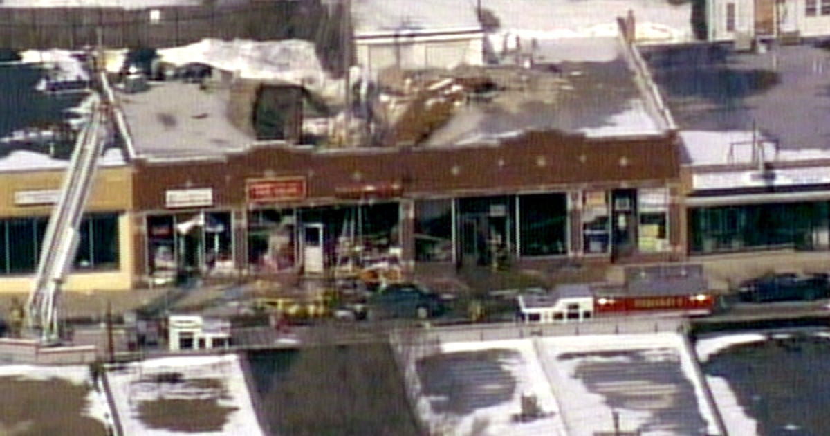 Explosion at Illinois mall injures 8