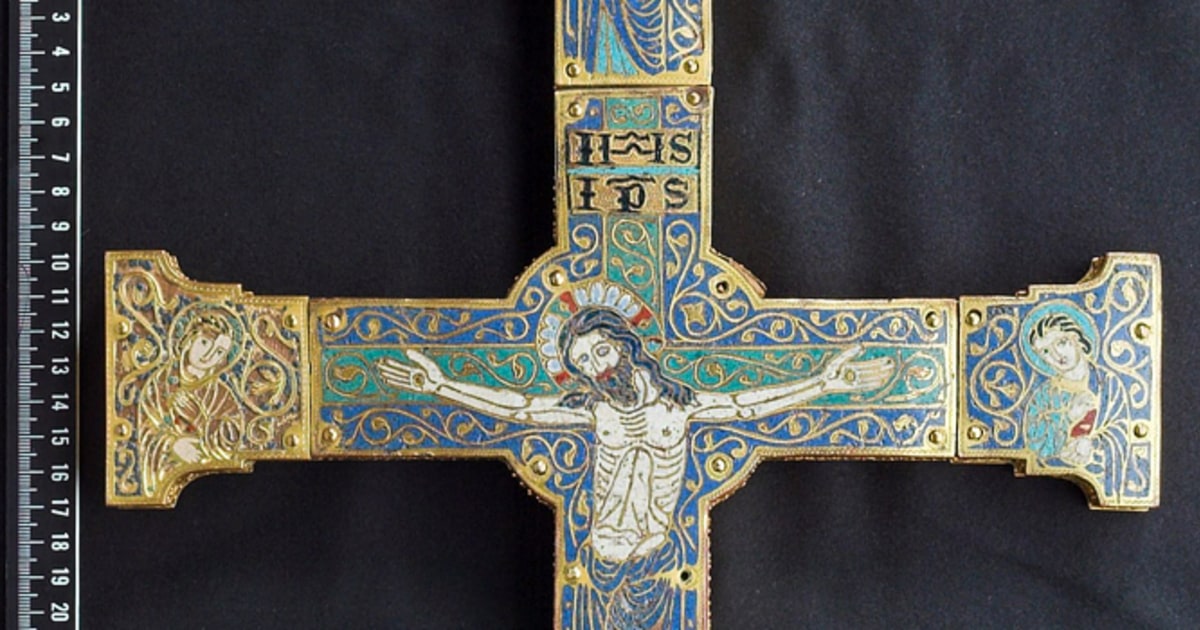 Nazi-looted medieval cross returned