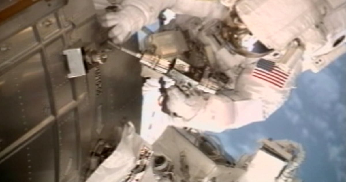 Spacewalkers spruce up new lab