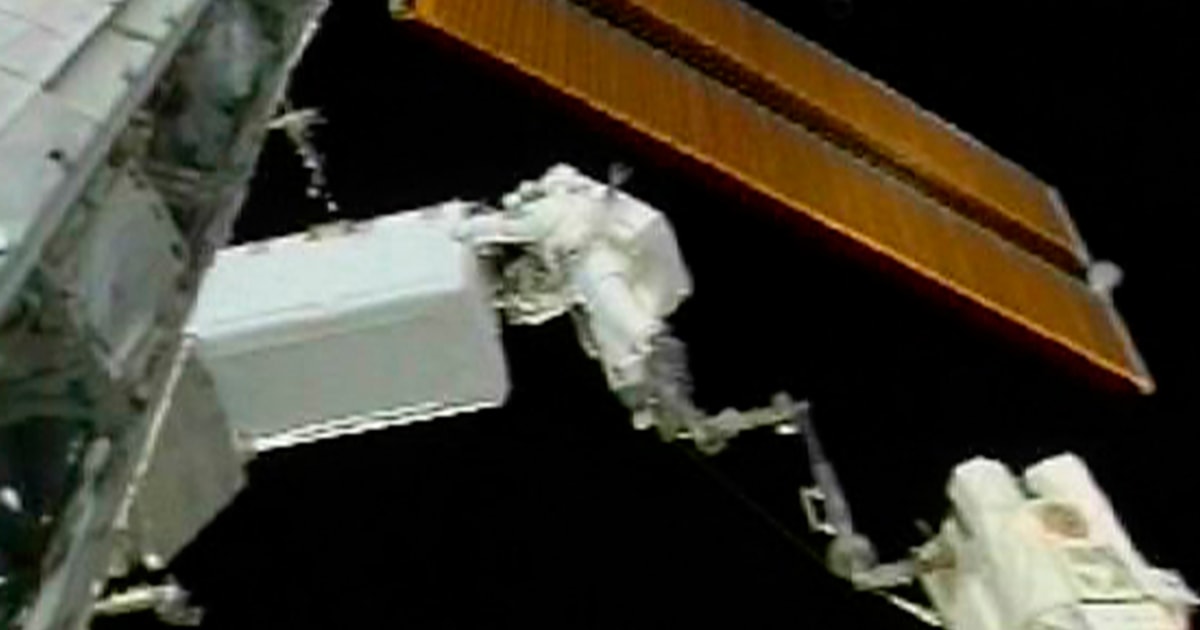 Astronauts breeze through final spacewalk