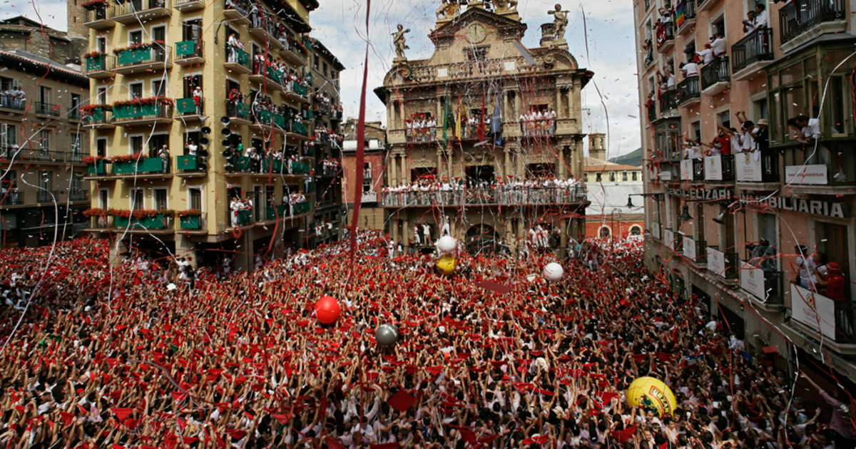 Thousands gather for Pamplona bull-running