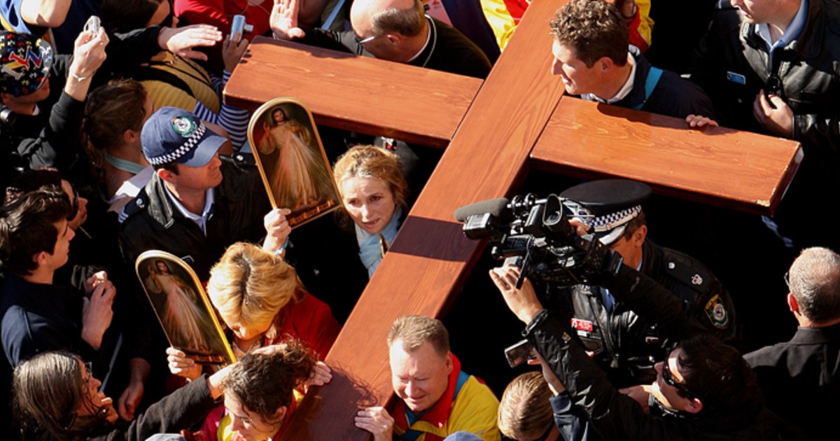 Giant cross arrives in Sydney for pope’s visit