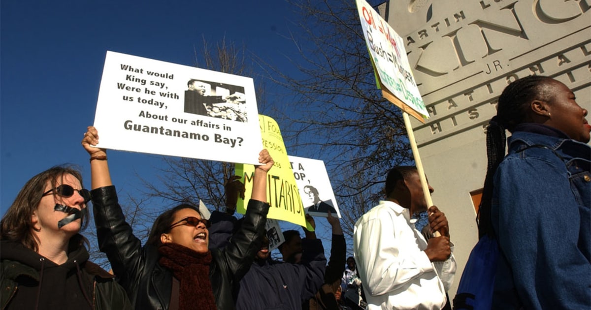 Crowds protest Bush visit to MLK tomb