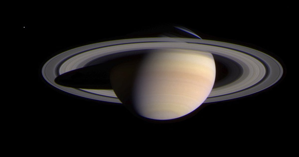 Cassini probe snaps close-up of Saturn