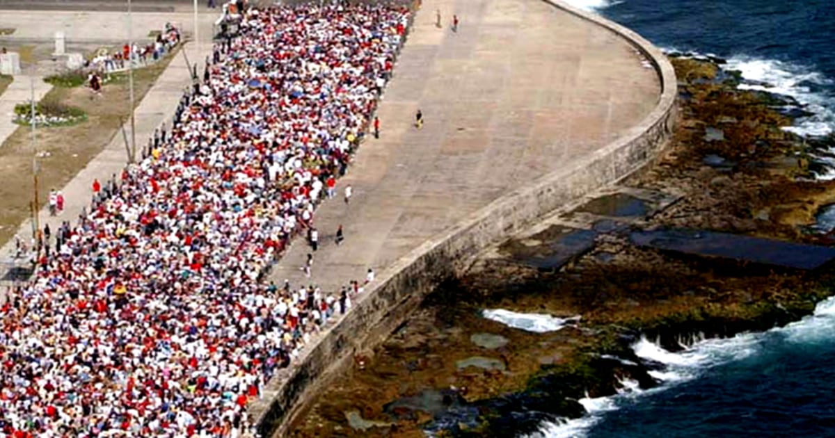 Castro leads marchersto protest new U.S. curbs