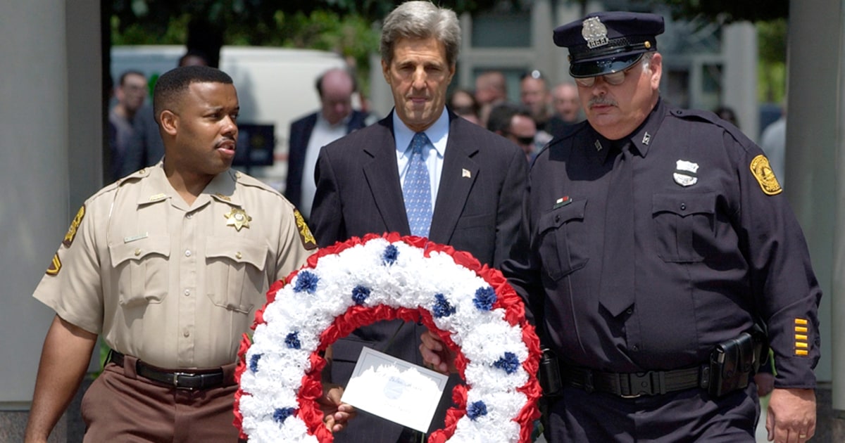 Kerry wins backing of police union