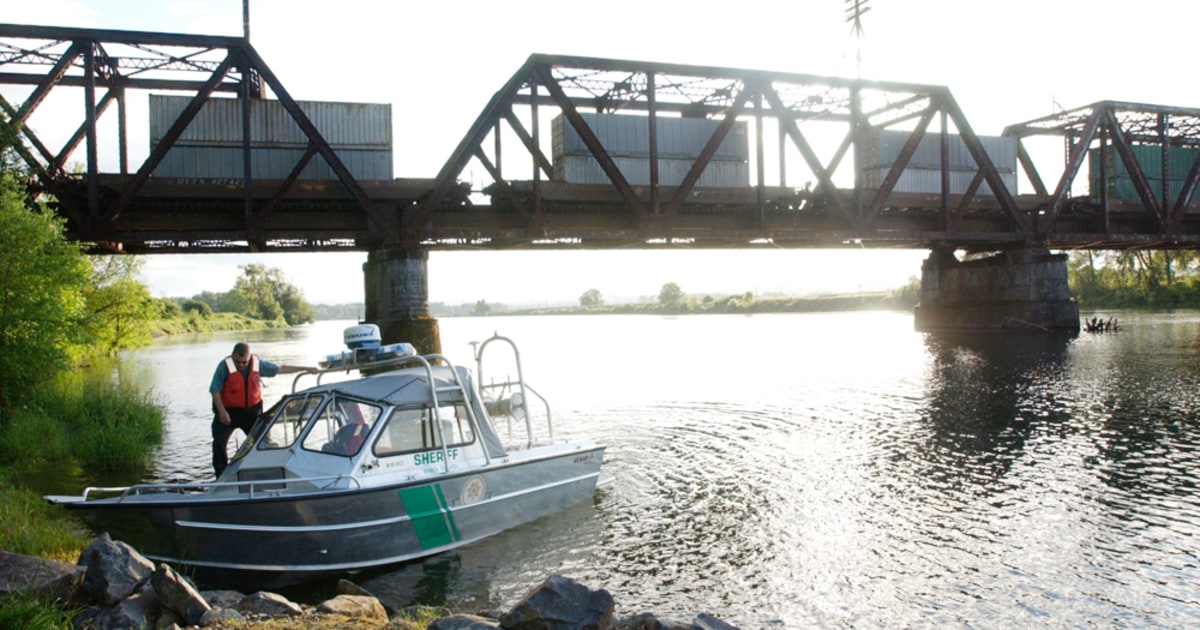 2 killed in Wash. trying to cross railroad bridge