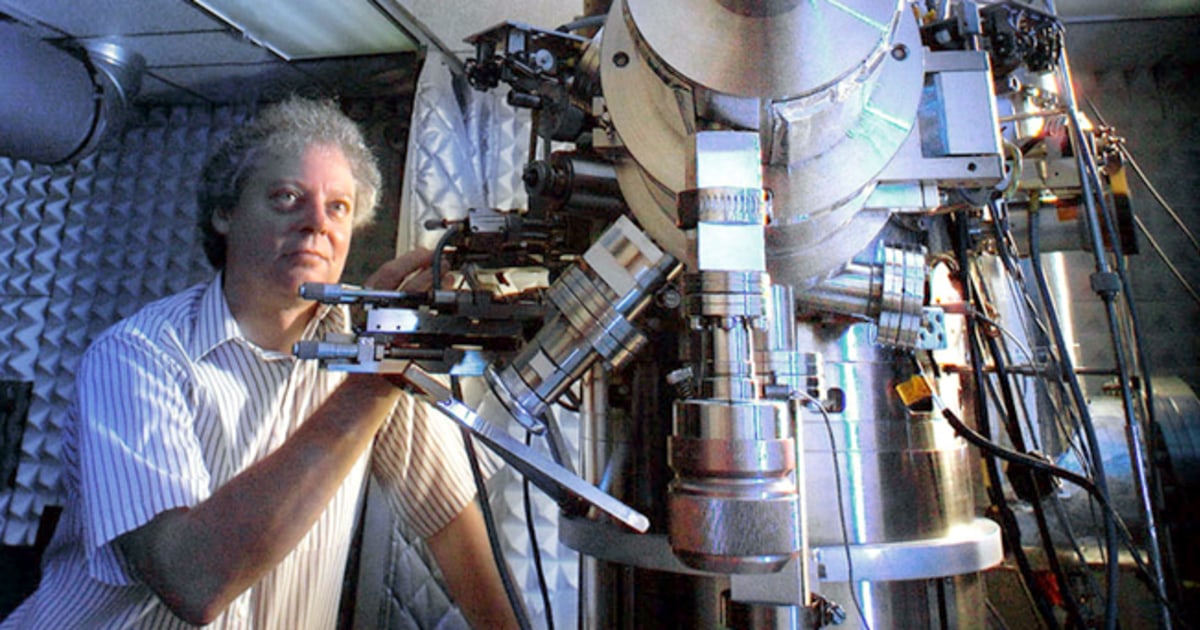 Microscope probes atomic frontiers