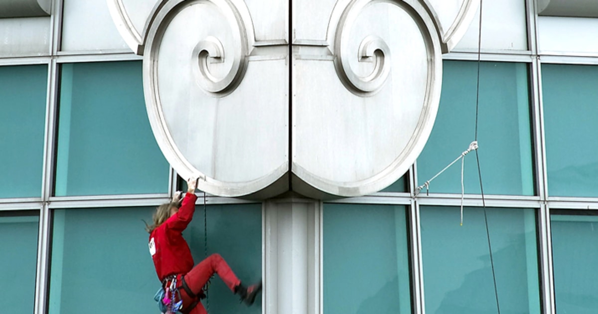 ‘Spiderman’ climbs world’s tallest building