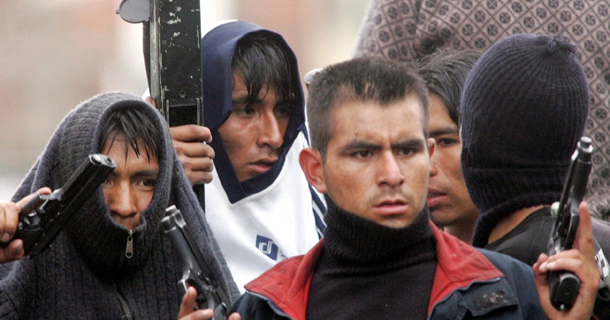 Paramilitary fighters surrender in Peru