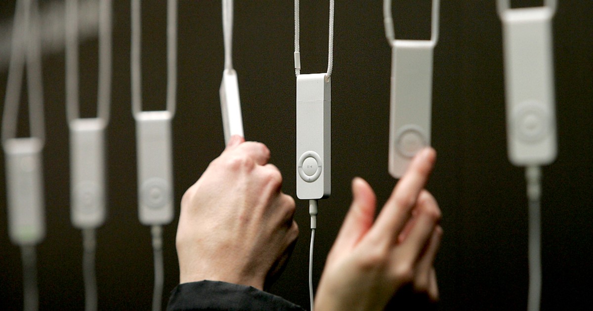 Apple unveils low-cost Mac, iPod