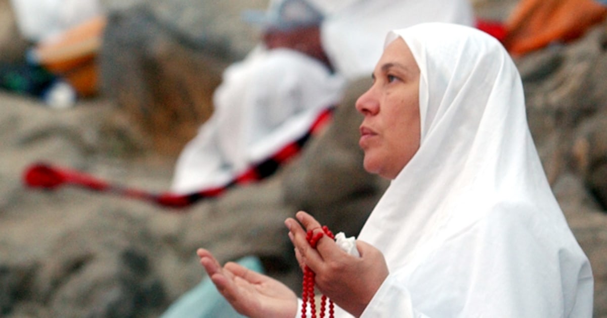 Pilgrims ‘stone the devil’ in purifying ritual of the hajj