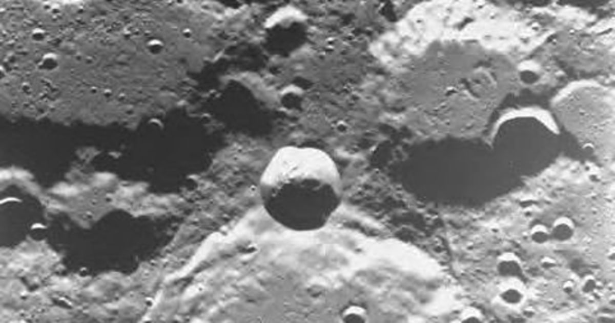 European orbiter sends snapshots from moon
