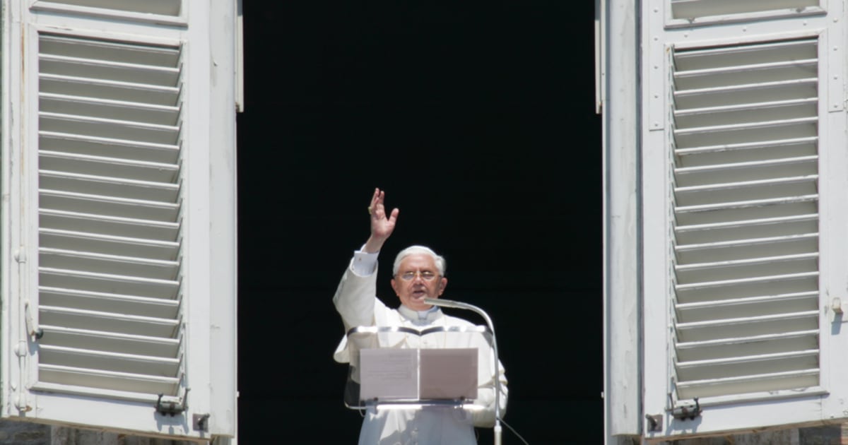 New pope makes first window blessing