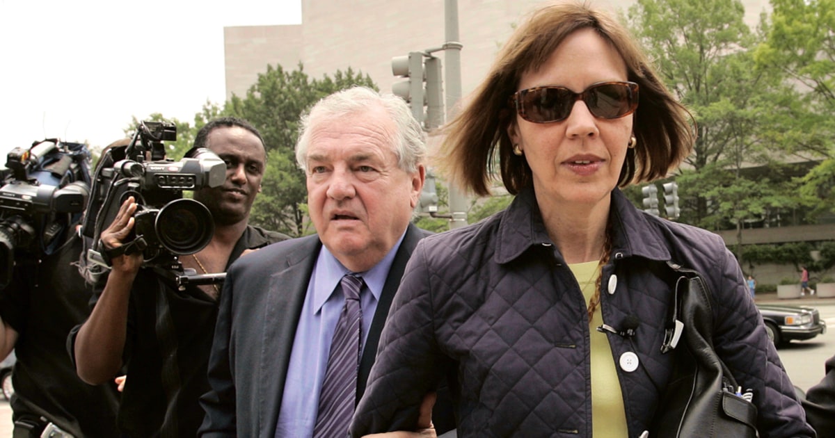 Reporter jailed for refusal to name leak source