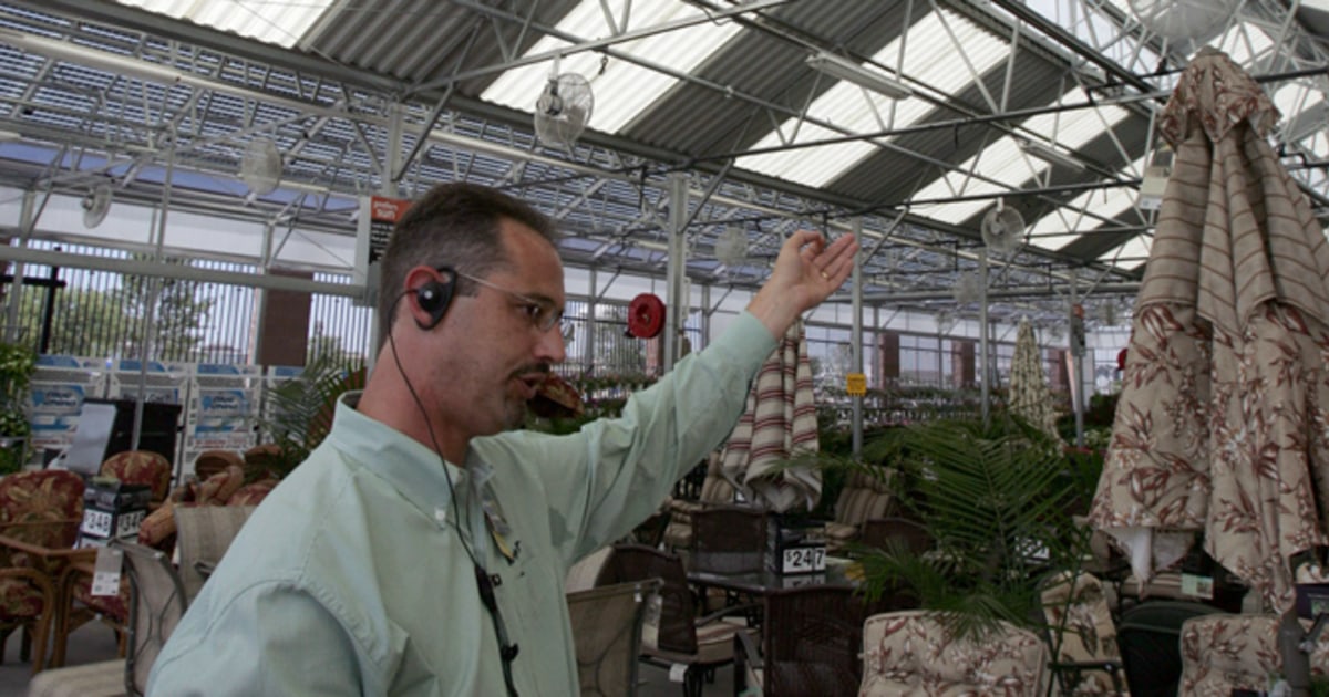 Wal-Mart hopes 'green' store brings greenbacks