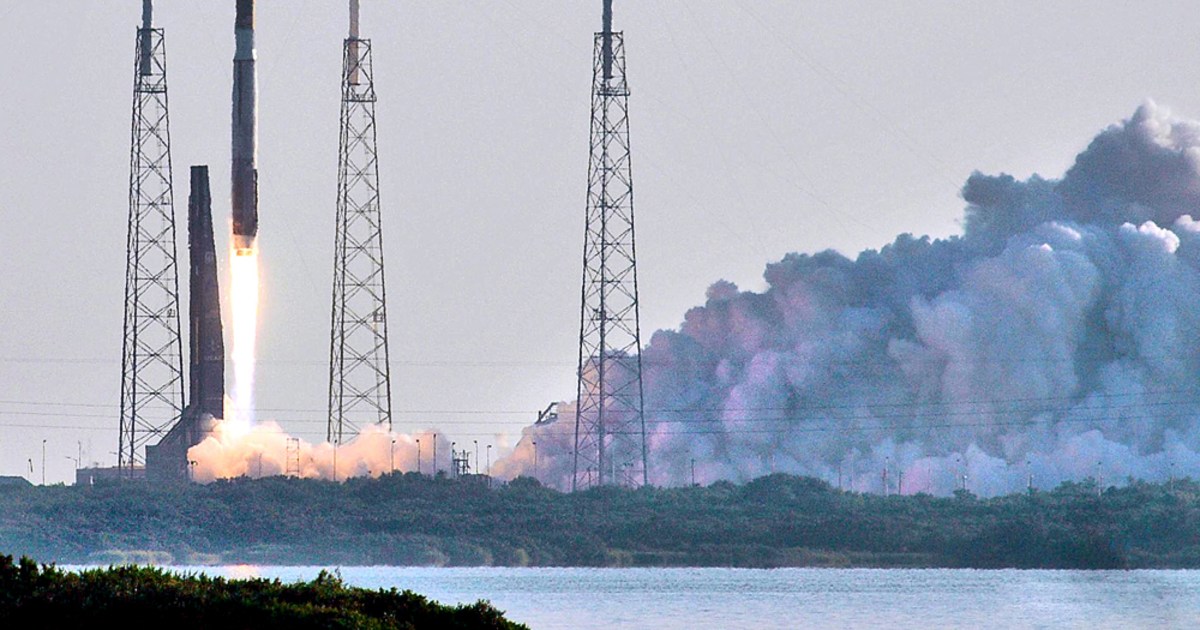 Spacecraft blasts off to gather Mars data