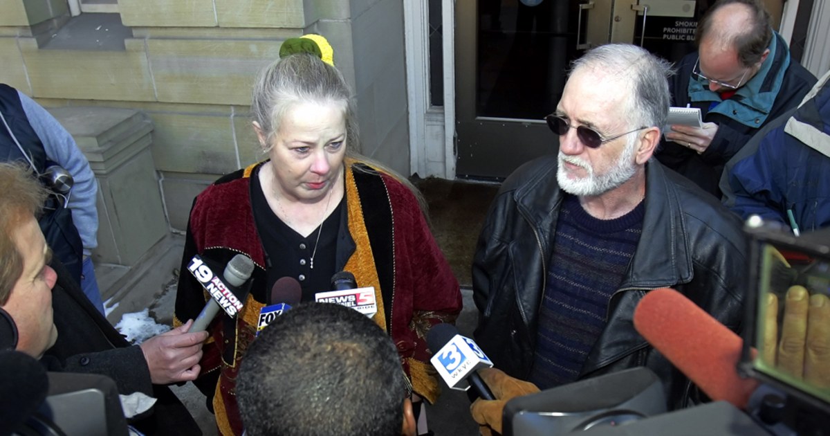 Officials testify about treatment of caged kids