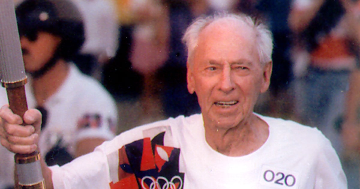 World War II flying ace Robert Scott dies at 97