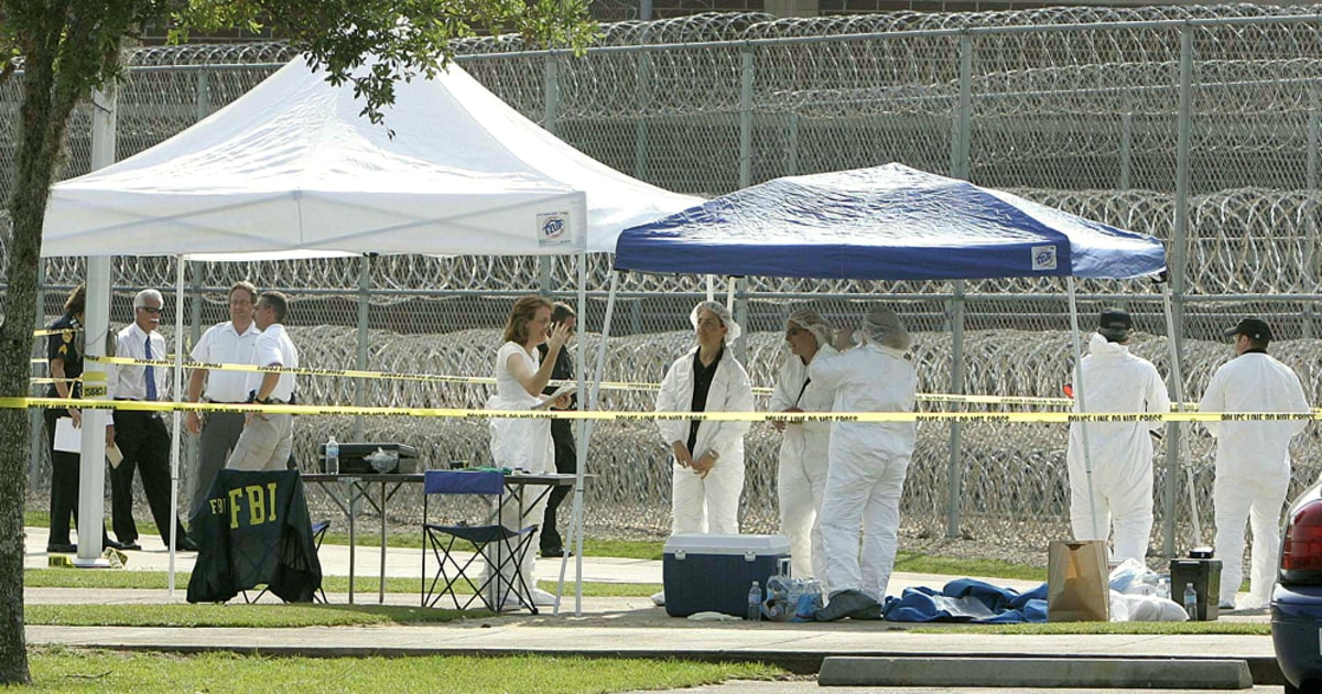 2 federal employees die in Fla. prison shooting
