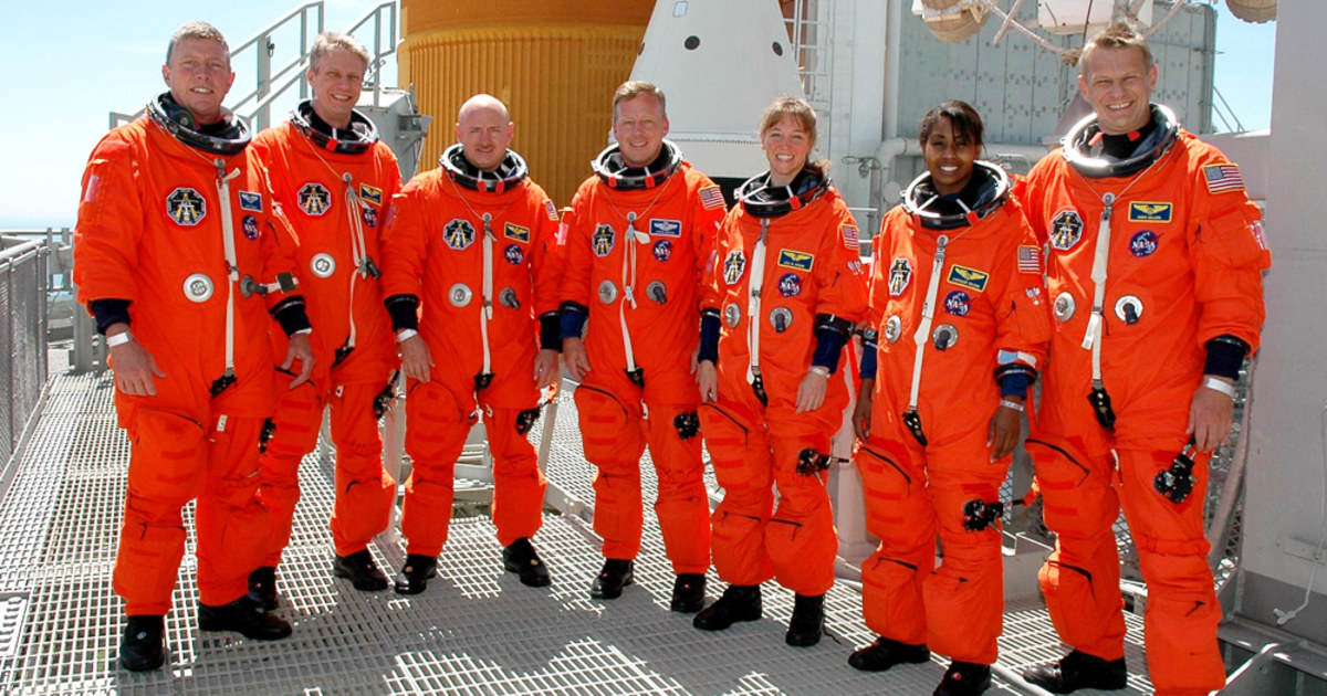 Discovery crew unites rookies and vets