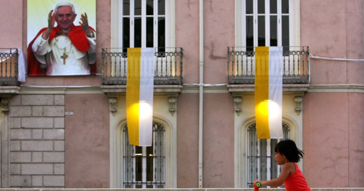 Pope, on the road, defends traditional family