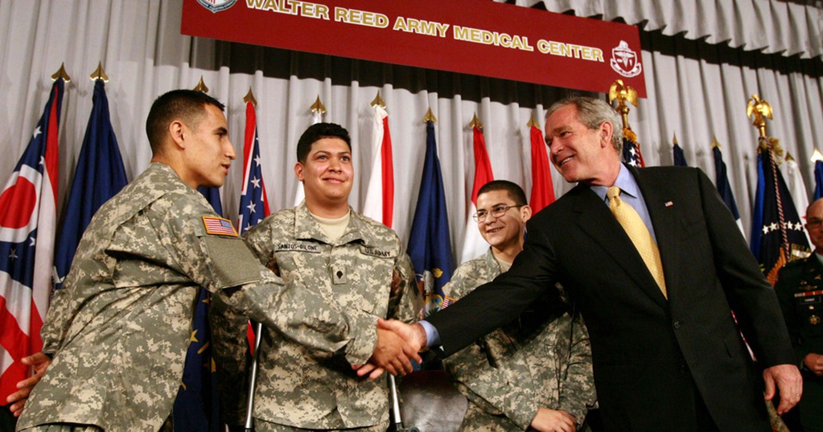 Bush presides over soldiers' citizenship
